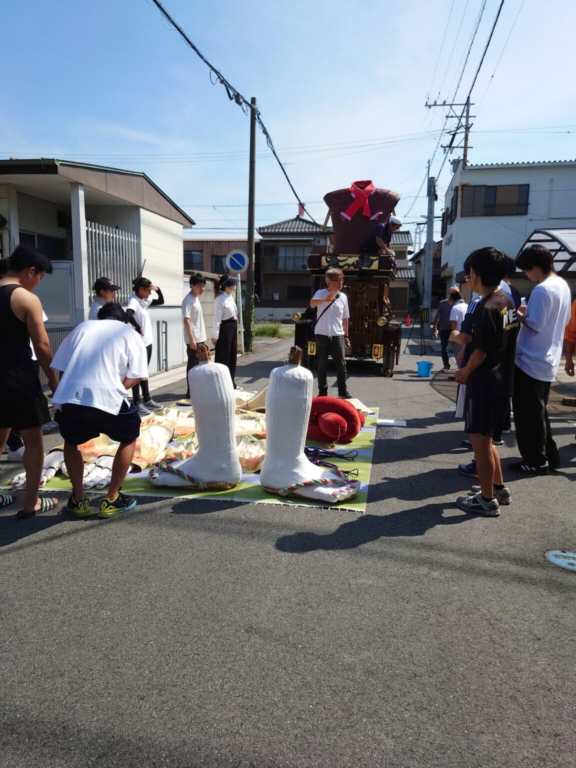 「都市祭礼論」受講者が大入道山車の組立に参加しました。 | 四日市大学 総合政策学部